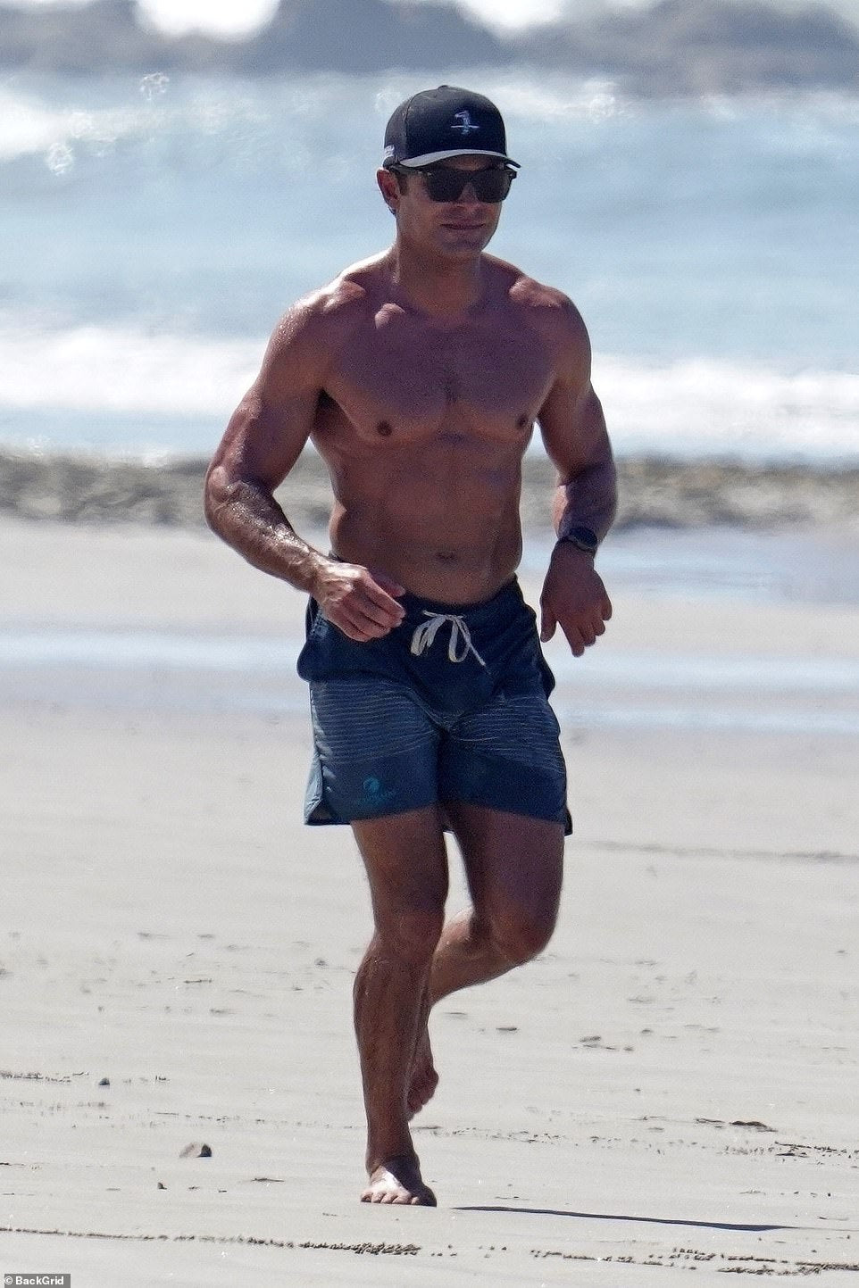 Zac Efron's beach bod – boxmenswear